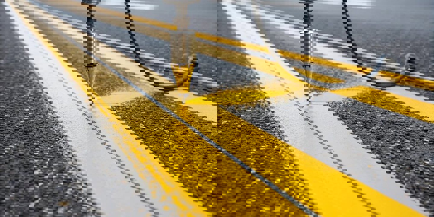 Jak przebiega proces malowania znaków poziomych na drogach? Krok po kroku | Saferoad Services